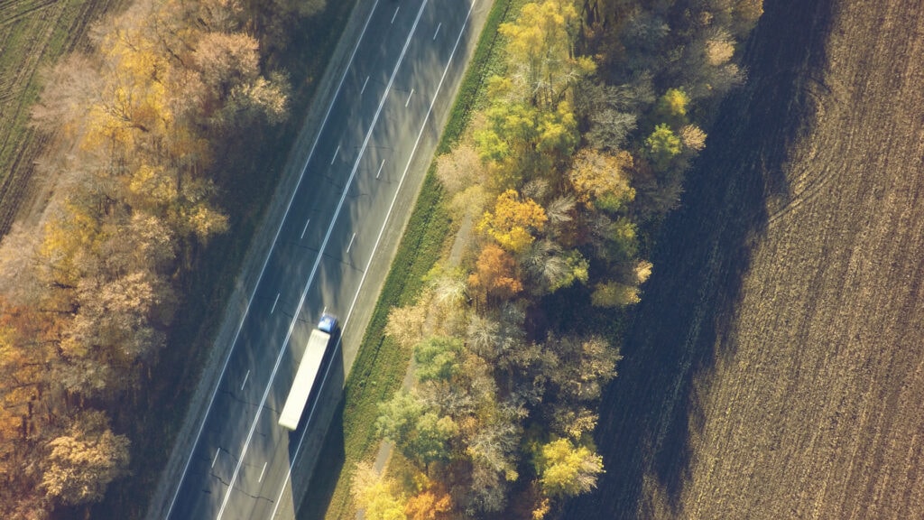 Understanding Contract vs. Spot Rates - Freight - HPL